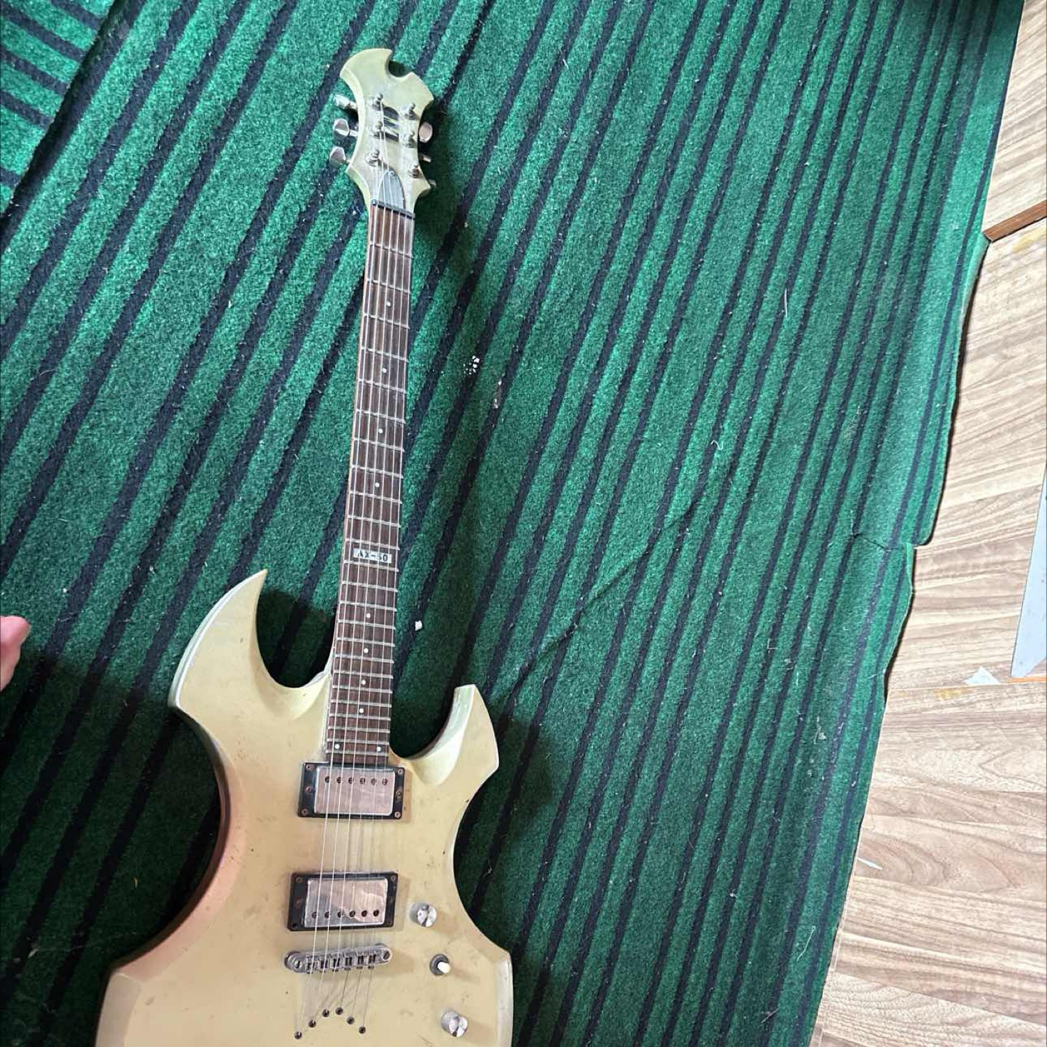 Buy Used 'ESP LTD AX-50 Electric Guitar' Online | Bajaao Used Gear